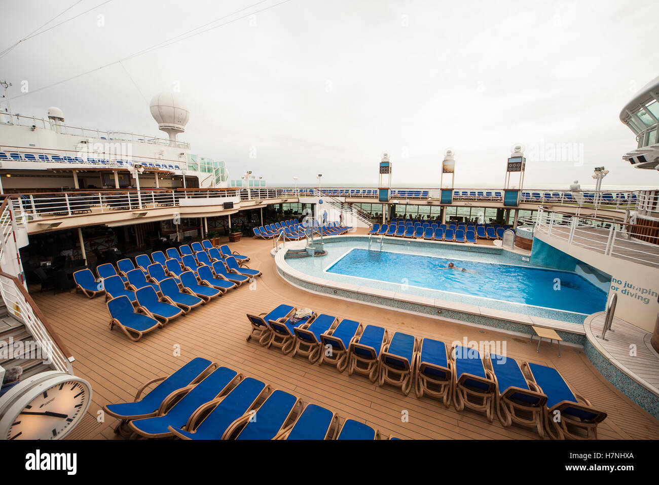 P&O Kreuzfahrtschiff Azura. Der Korallenpool ist auf Lido Deck 12 ...