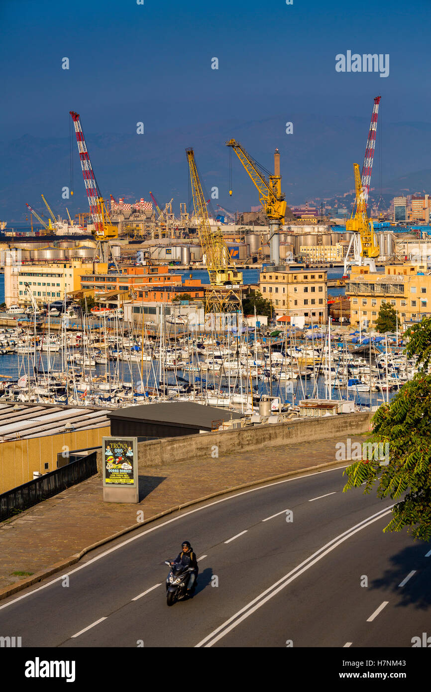 Container terminal genoa -Fotos und -Bildmaterial in hoher Auflösung ...