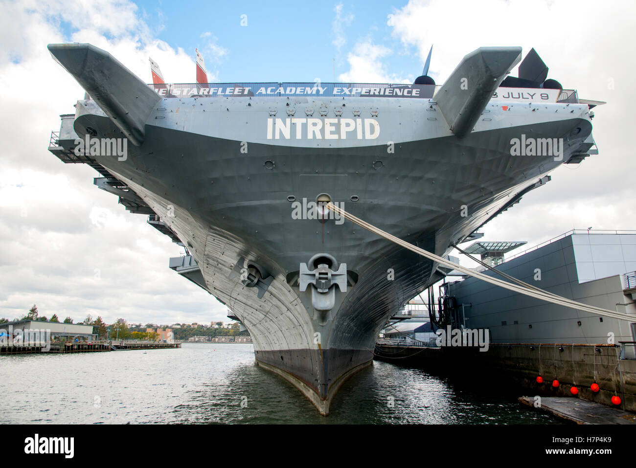 USS Intrepid, WW2 Flugzeugträger vor Anker im New Yorker Hudson River ...