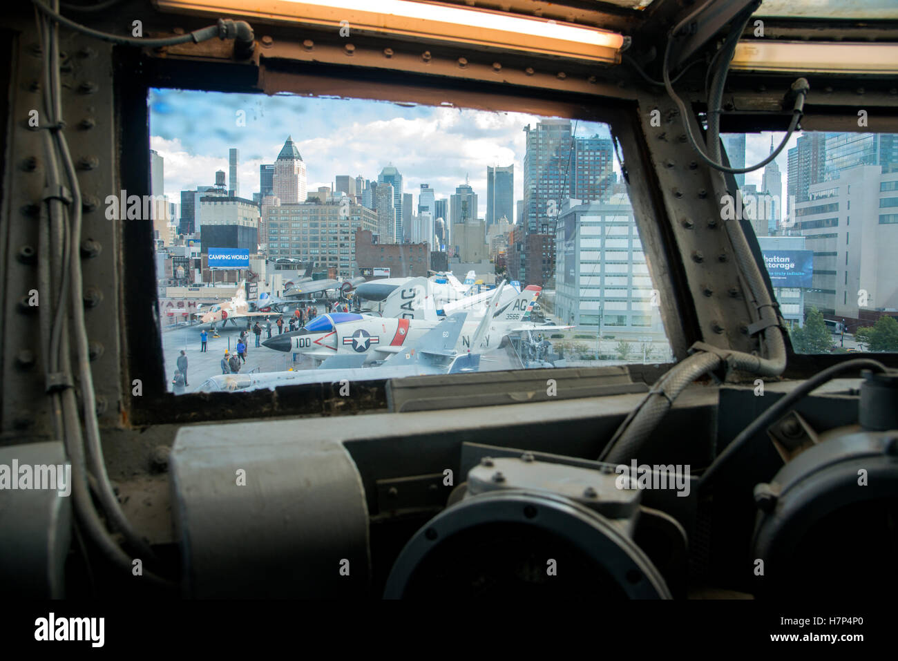 Manhattan durch die Fenster der Brücke der USS Intrepid, WW2 Aircraft ...