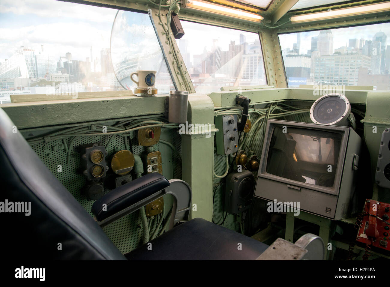 Manhattan durch die Fenster der Brücke der USS Intrepid, WW2 Aircraft ...