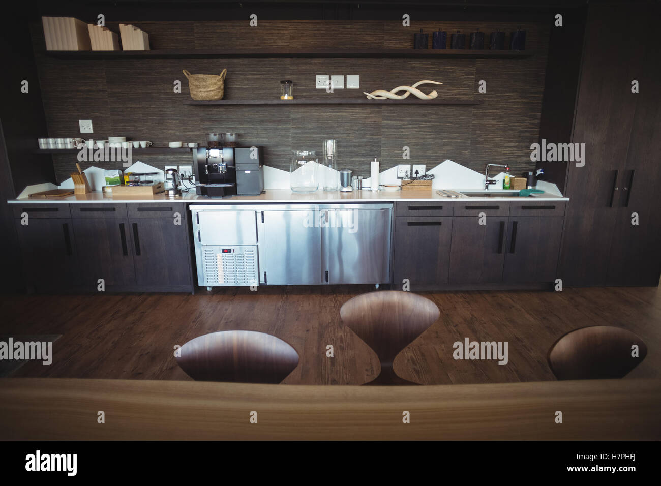 Cafeteria an der theke -Fotos und -Bildmaterial in hoher Auflösung – Alamy