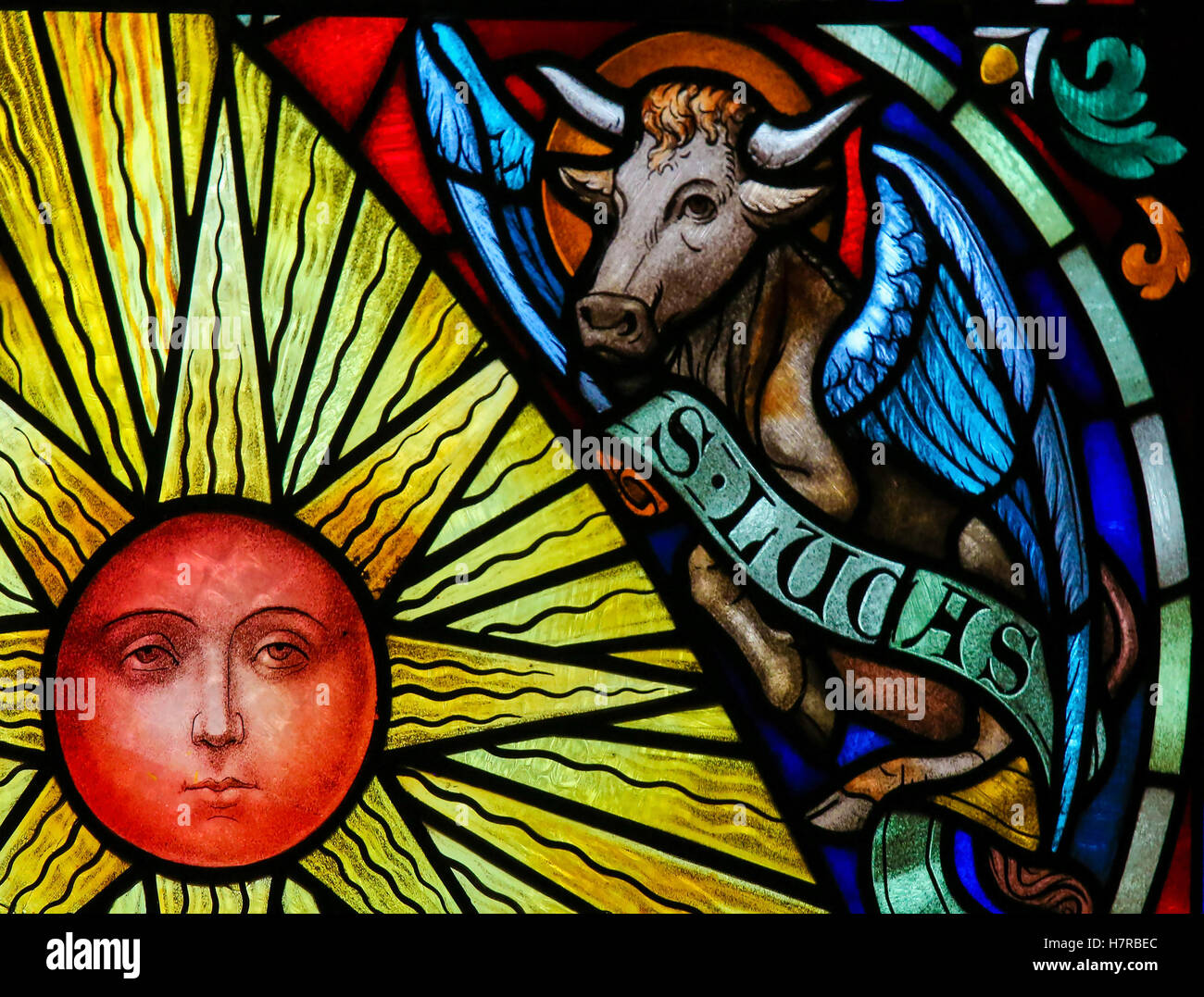 Glasmalerei-Fenster Darstellung eine Sonne und ein Stier, Symbol des ...