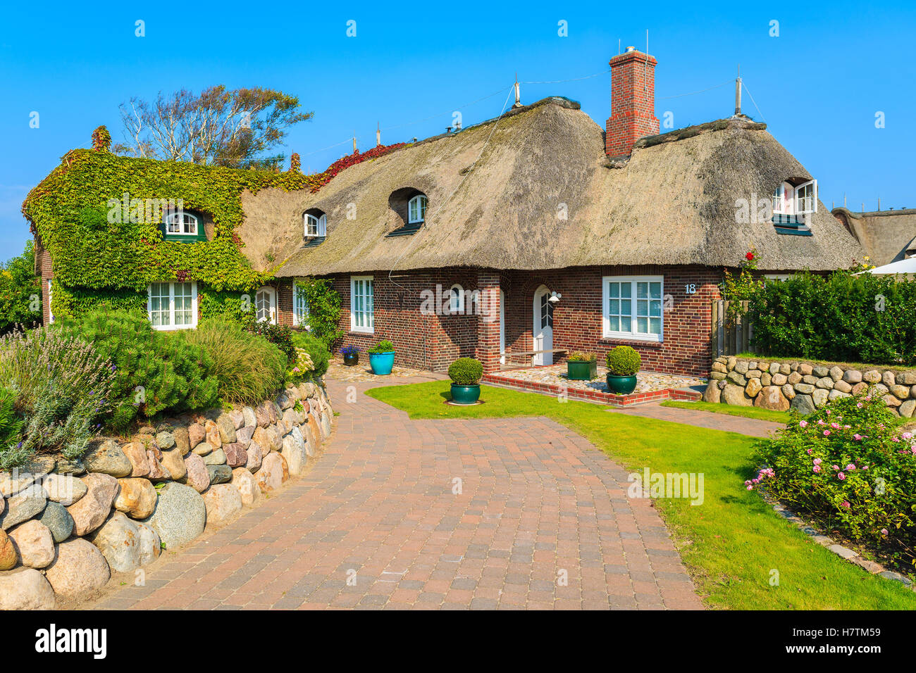 Typical old red brick house in -Fotos und -Bildmaterial in hoher ...