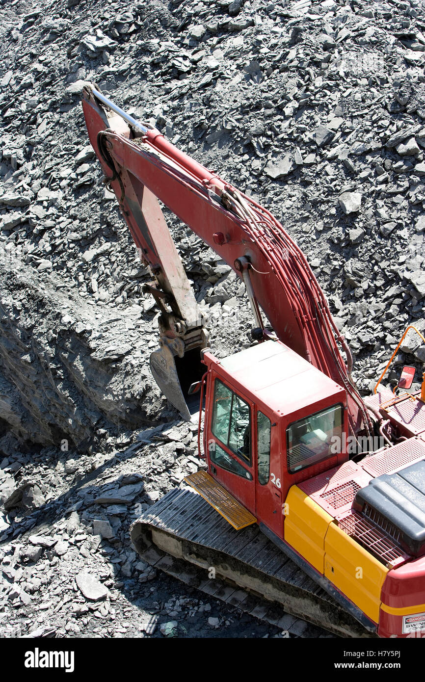 Bagger graben das Fundament für ein Hochhaus Stockfotografie - Alamy