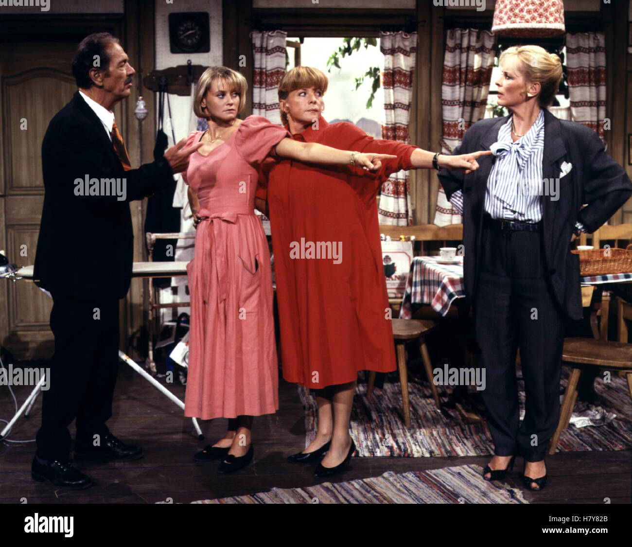 CHIEMGAUER VOLKSTHEATER: Jedem sterben Seine, D 1992, Regie: Karl-Heinz ...