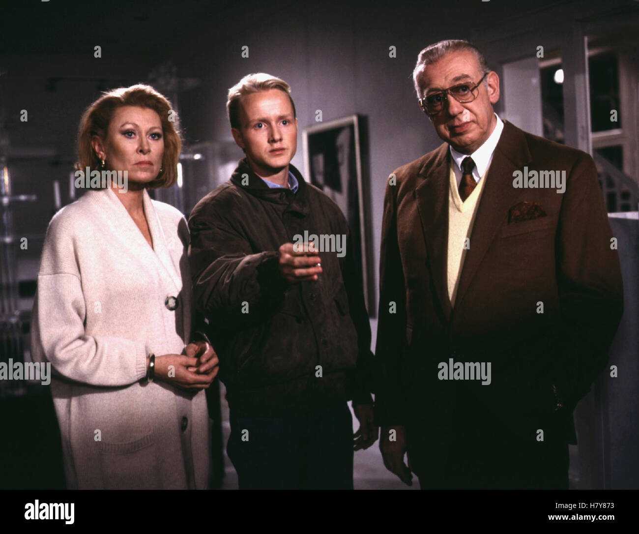 DERRICK Mord Im Treppenhaus, D 1991, Regie: Helmut Ashley, SONJA SUTTER ...