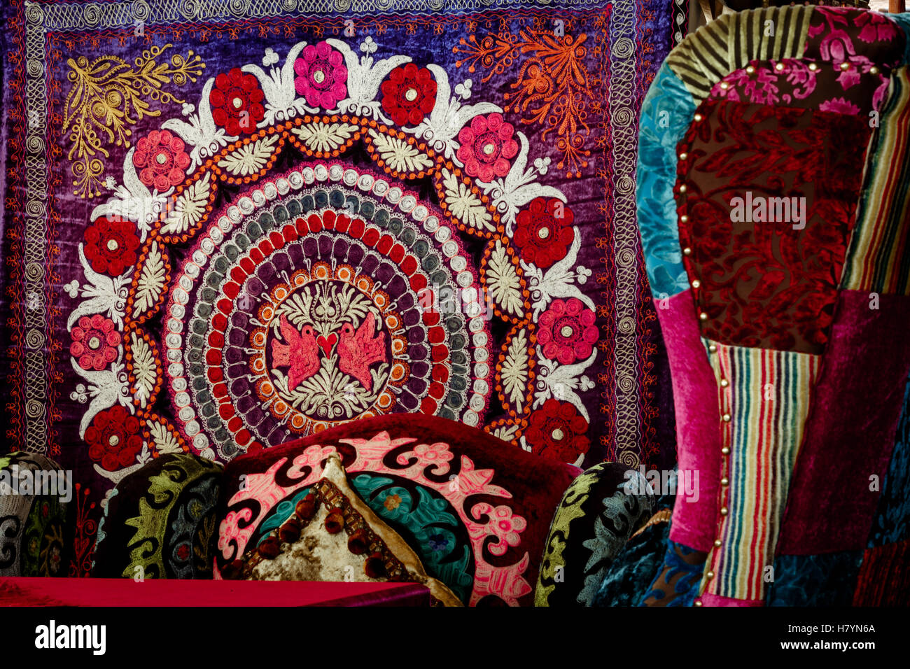 Red oriental persian carpet texture -Fotos und -Bildmaterial in hoher ...