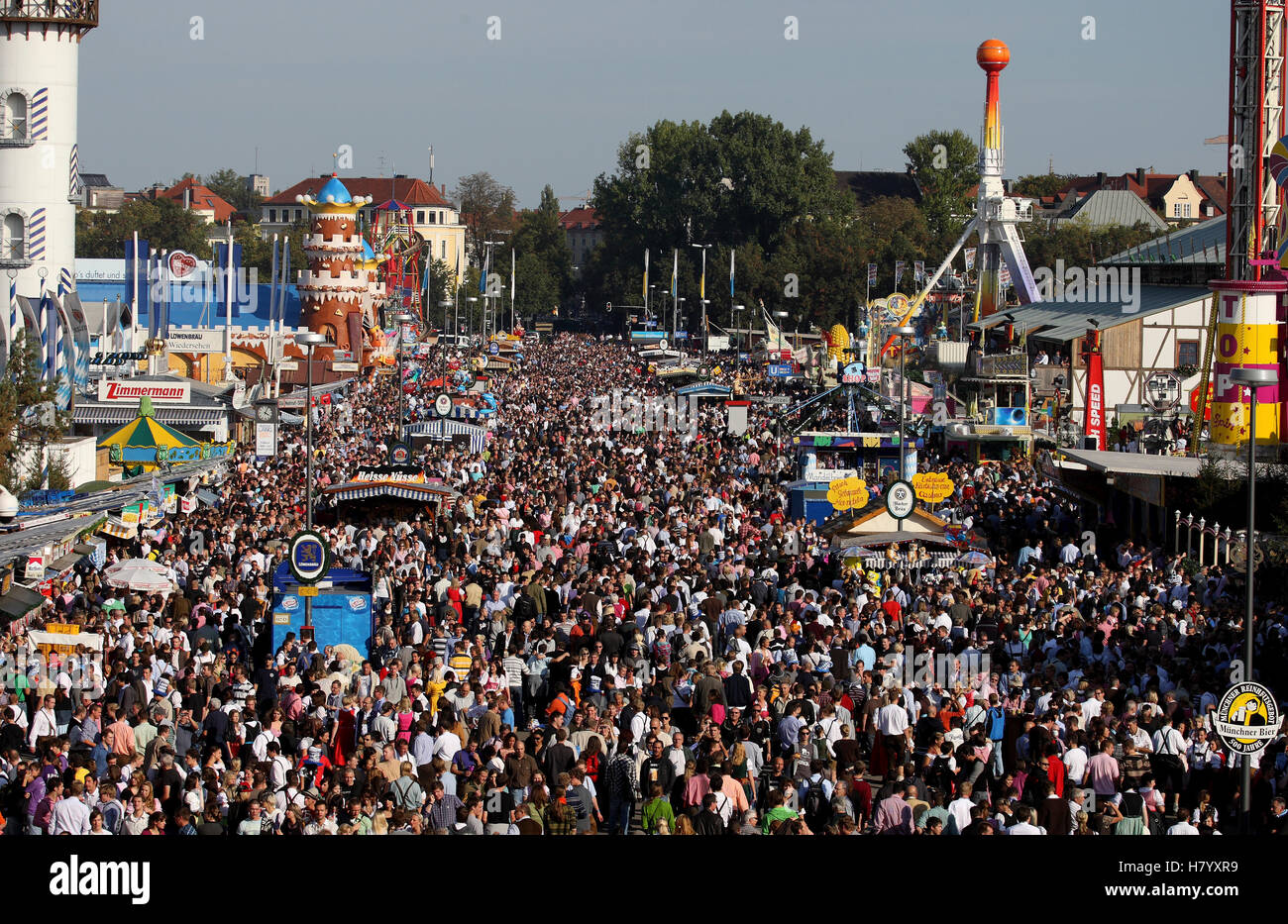 Theresienwiese viele volksfest festivals -Fotos und -Bildmaterial in ...