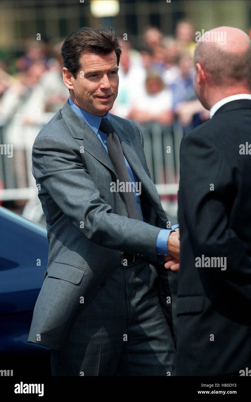 PIERCE BROSNAN 25. Juni 1999 Stockfotografie - Alamy