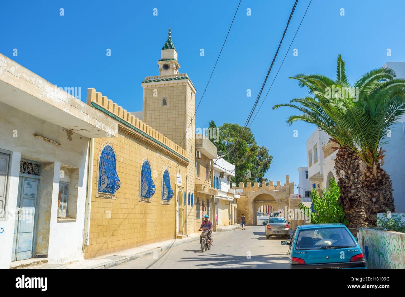 Die kleine Moschee von Fliesen auf der schmalen Straße von der alten ...