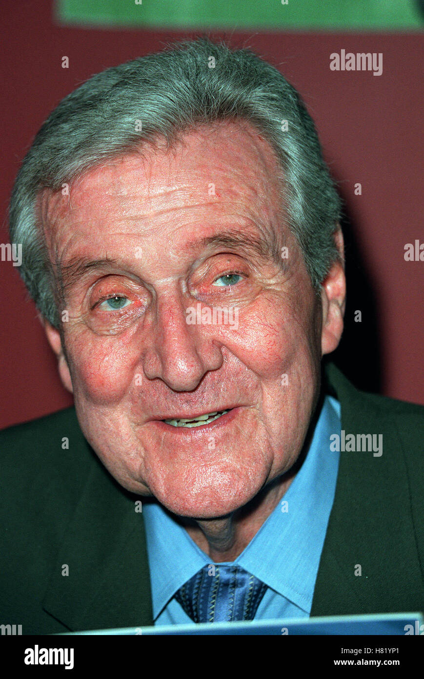 Patrick Macnee Stockfotos und -bilder Kaufen - Alamy
