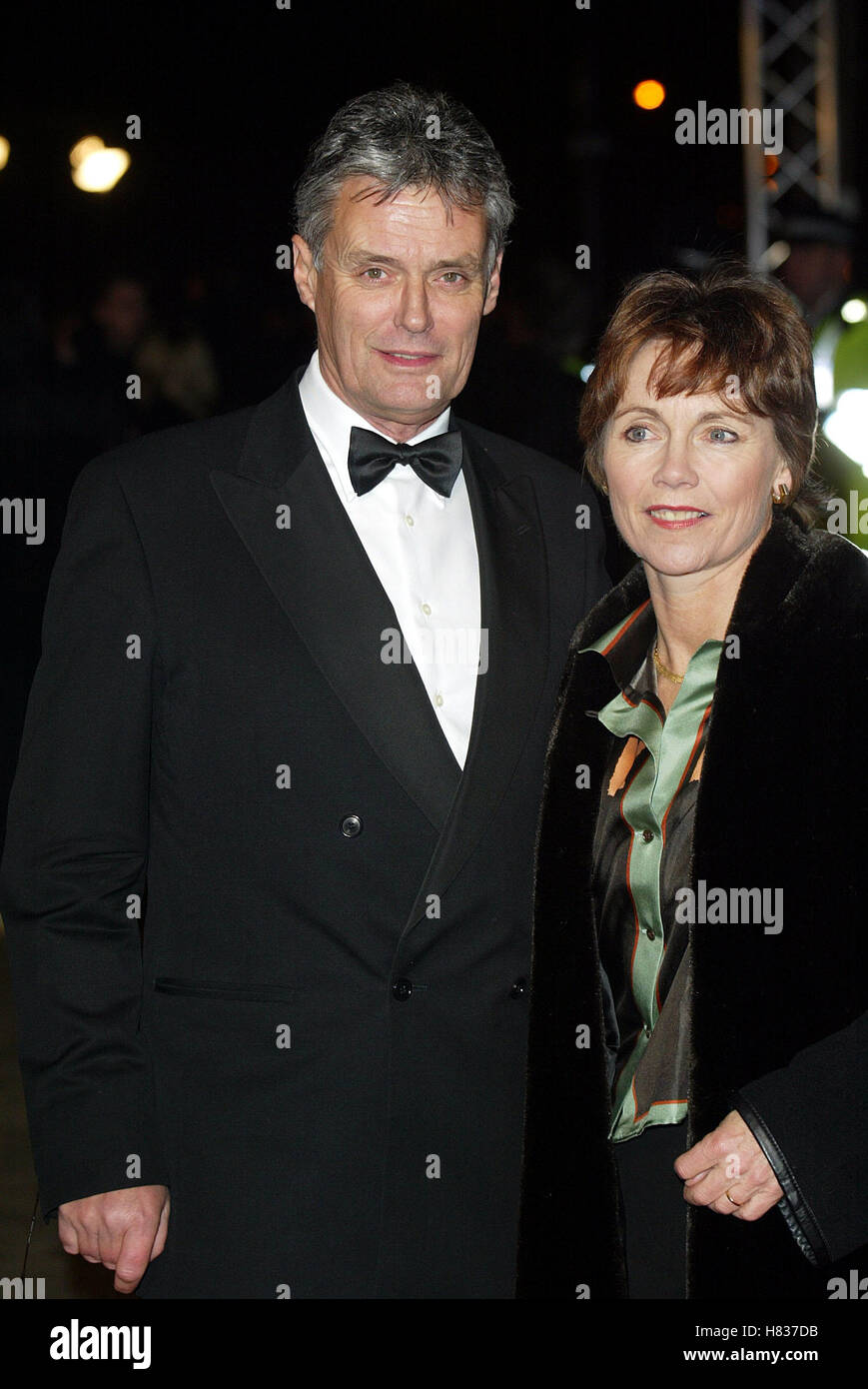 SIMON WILLIAMS & Frau sterben einen weiteren Tag (JAMES BOND) PREMIERE ...