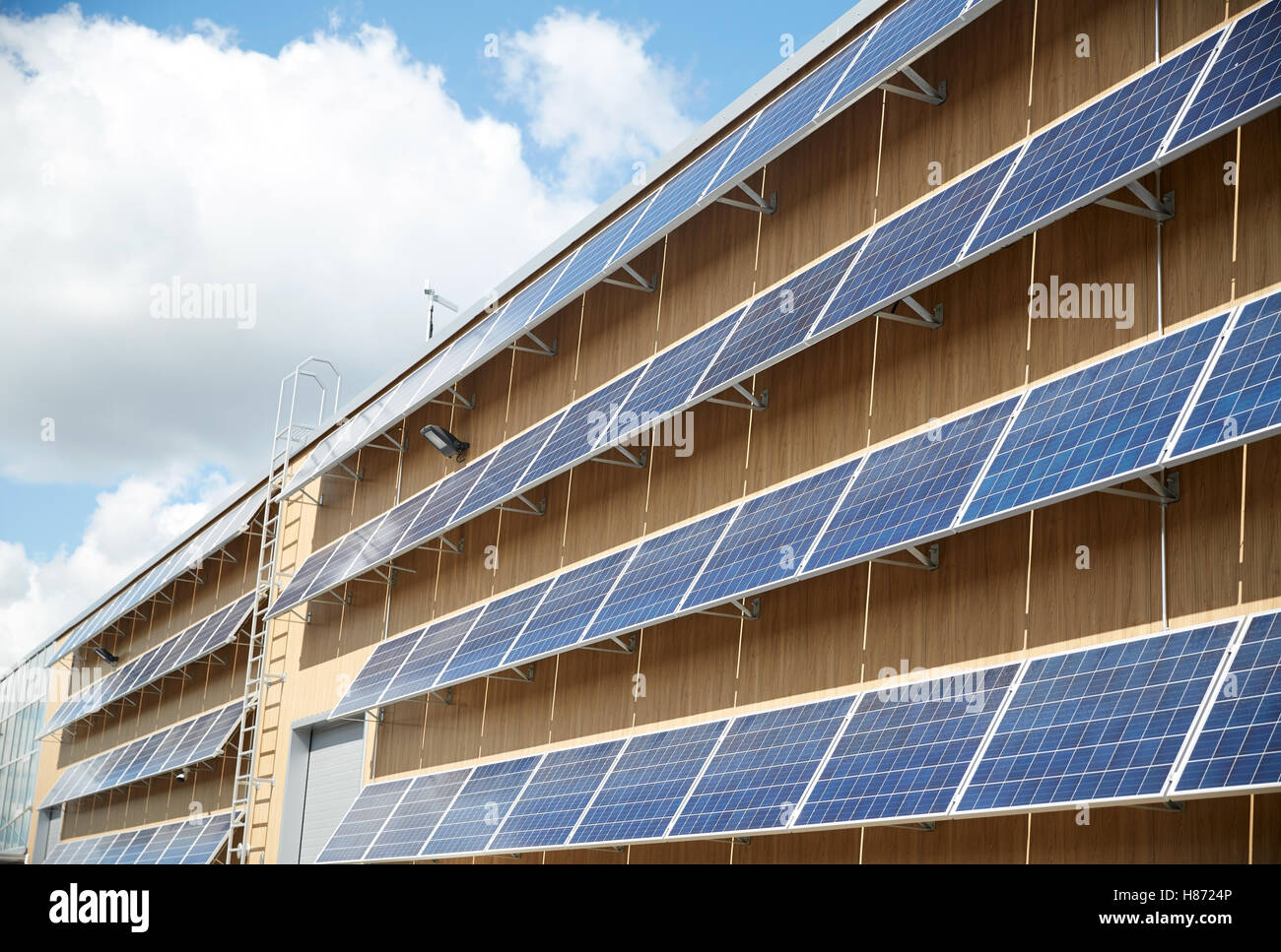 Solar-Akku Platten auf den Aufbau der Fassade Stockfotografie - Alamy