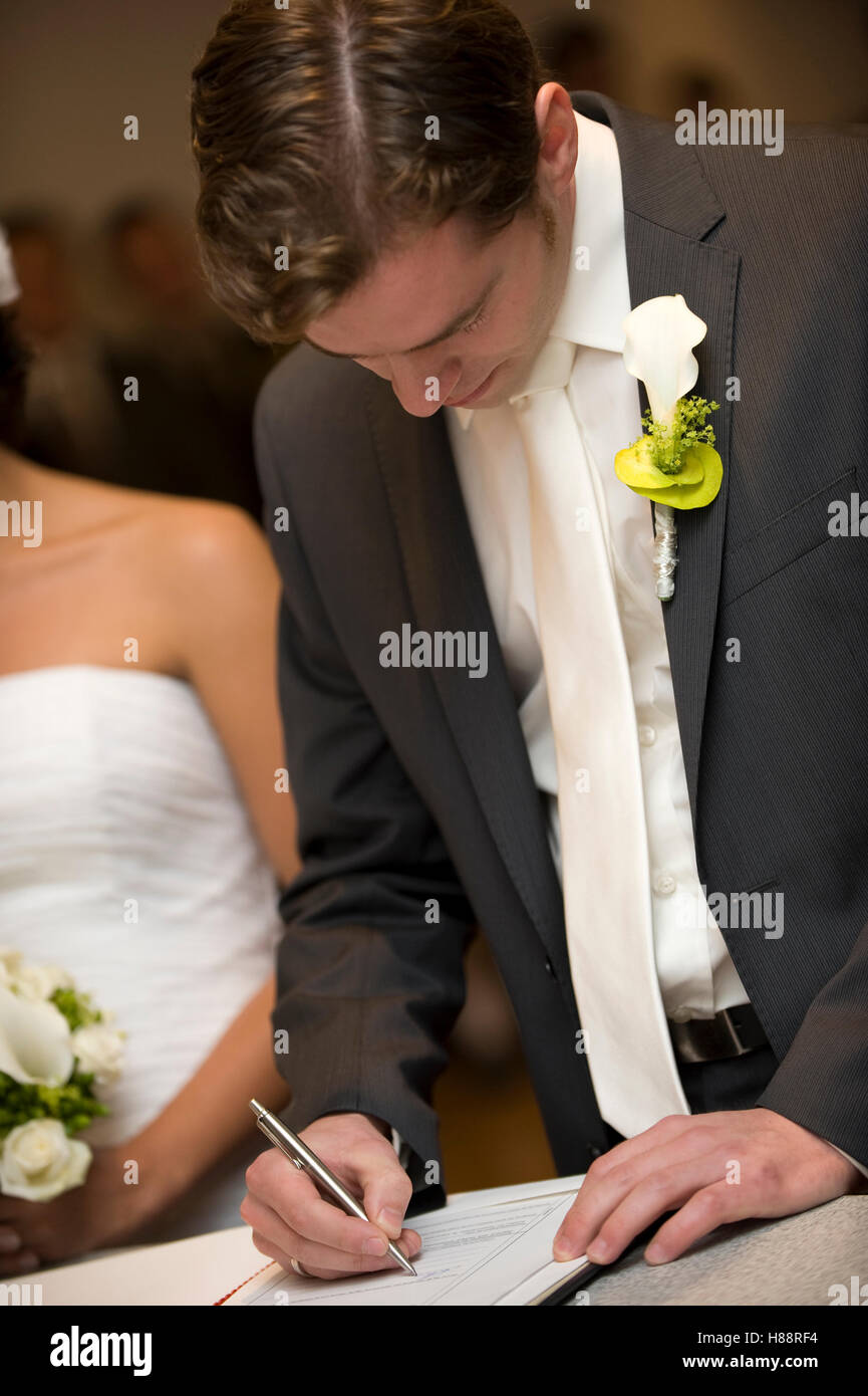 Standesamtliche Trauung, Bräutigam, die Unterzeichnung einer ...