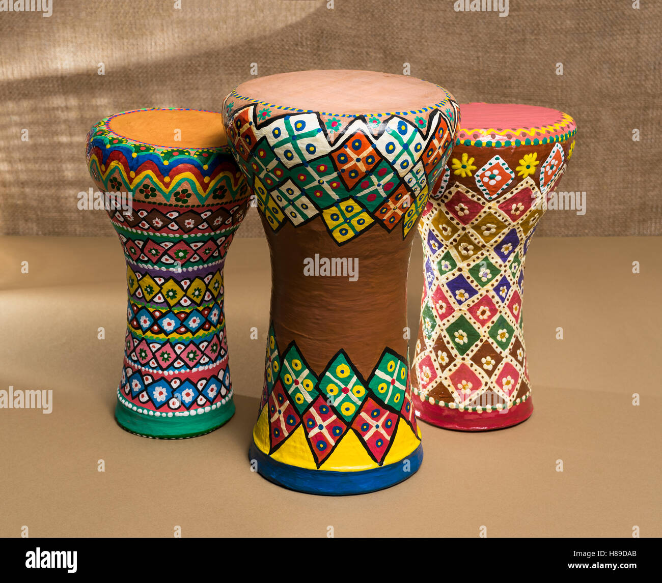 Vorderansicht der drei verzierte bunte Keramik Becher Trommeln (Kelch ...