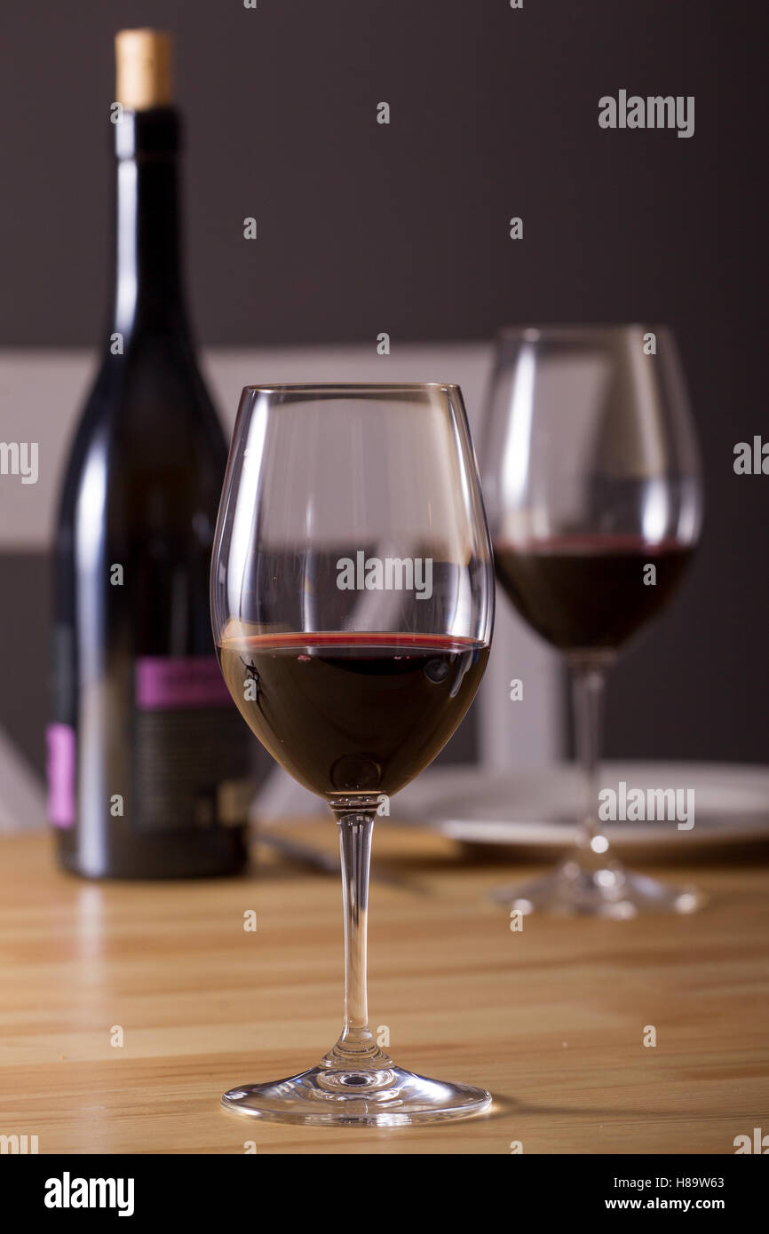 Gläser rotwein -Fotos und -Bildmaterial in hoher Auflösung – Alamy