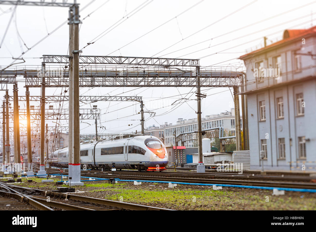 Moderne hybride elektrische Lokomotive Sapsan ziehen einen High-Speed ...