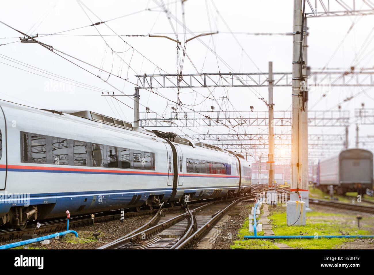 Moderne hybride elektrische Lokomotive Sapsan ziehen einen High-Speed ...