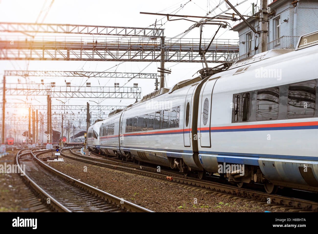 Moderne hybride elektrische Lokomotive Sapsan ziehen einen High-Speed ...