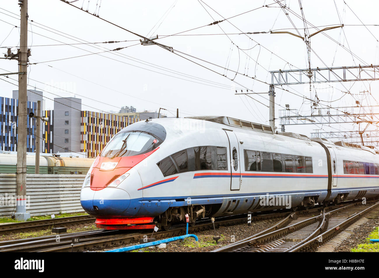 Moderne hybride elektrische Lokomotive Sapsan ziehen einen High-Speed ...