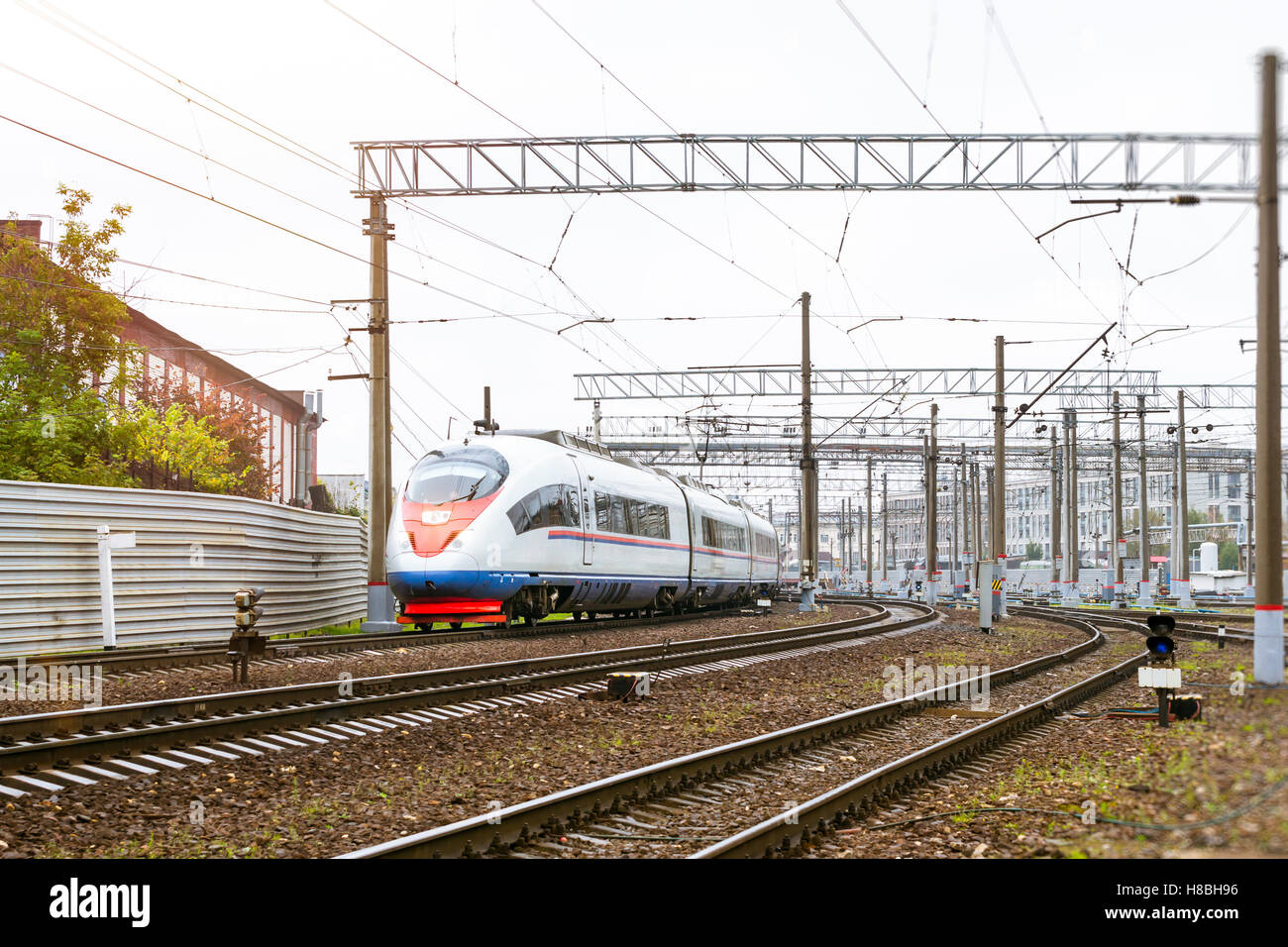 Moderne hybride elektrische Lokomotive Sapsan ziehen einen High-Speed ...