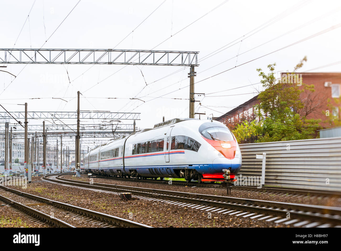 Moderne hybride elektrische Lokomotive Sapsan ziehen einen High-Speed ...