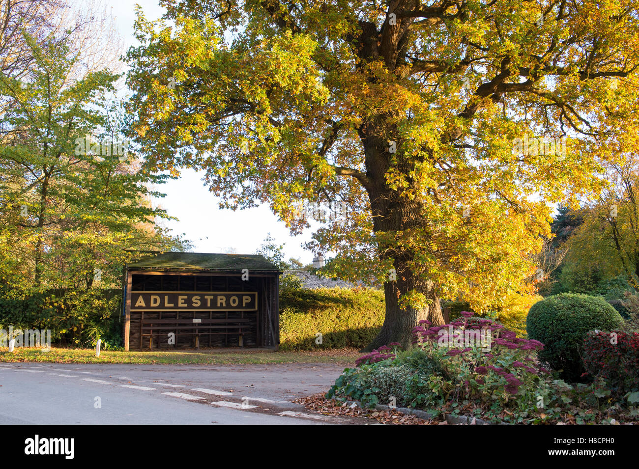 Adlestrop Zeichen und Bus Shelter im Herbst. Adlestrop. Cotswolds ...