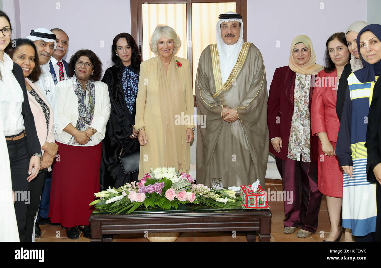 Die Herzogin von Cornwall posiert für ein Gruppenbild neben Minister ...