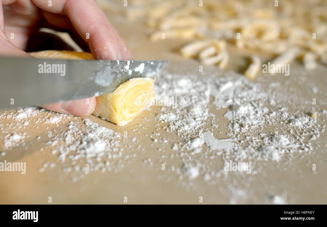 Teig kneten -Fotos und -Bildmaterial in hoher Auflösung – Alamy