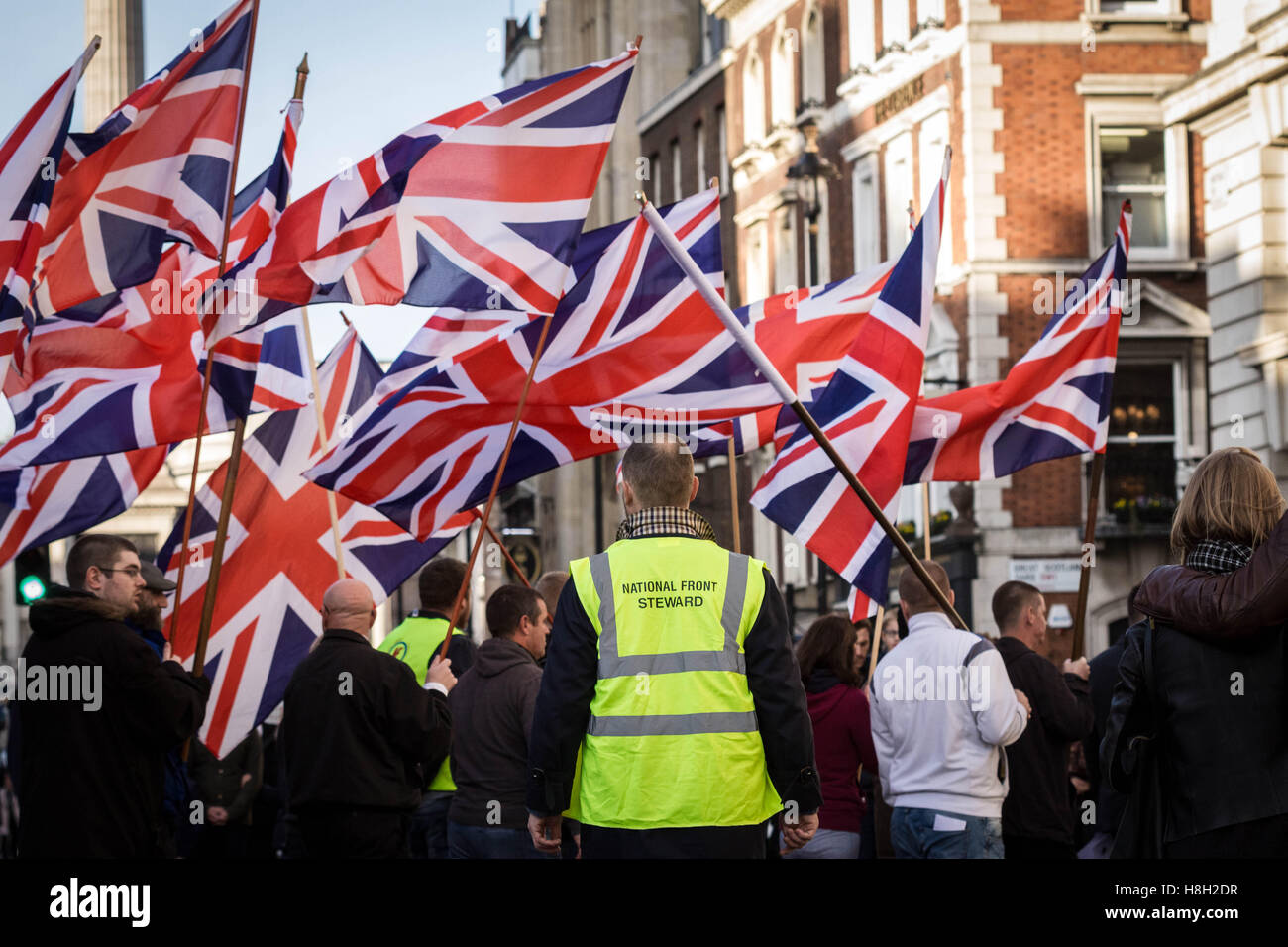 Neo nazi flag -Fotos und -Bildmaterial in hoher Auflösung – Alamy