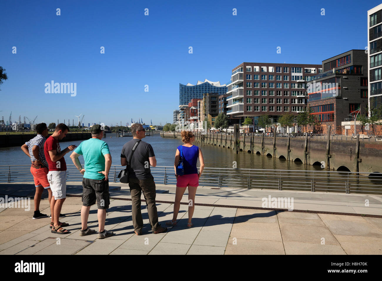 Touristen an der Marco-Polo-Terrassen, Hafencity, Hamburg, Deutschland ...