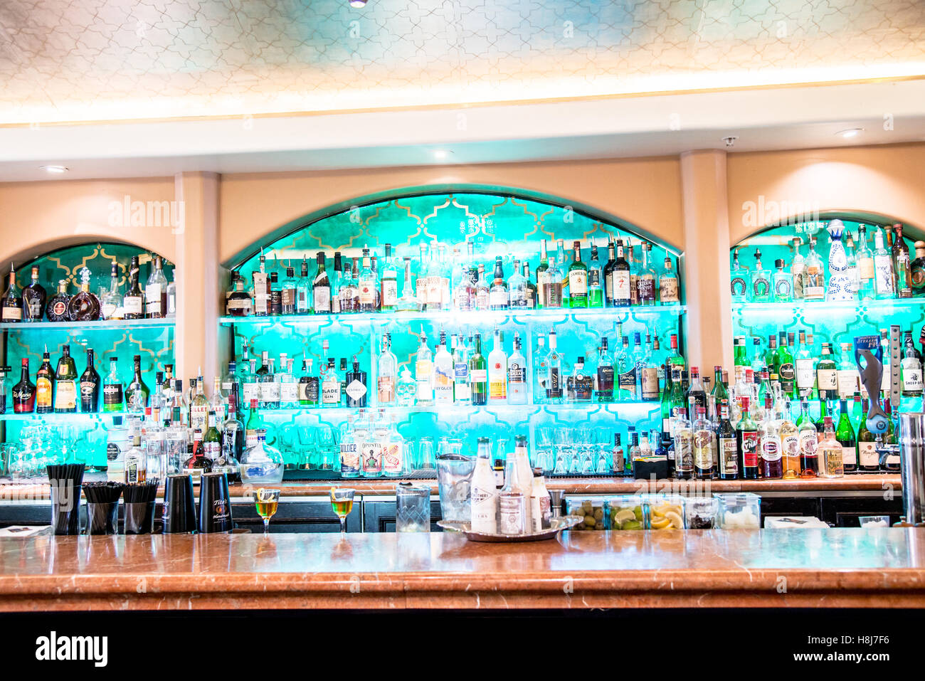 Bar-Wand-Display von Schnapsflaschen Stockfotografie - Alamy