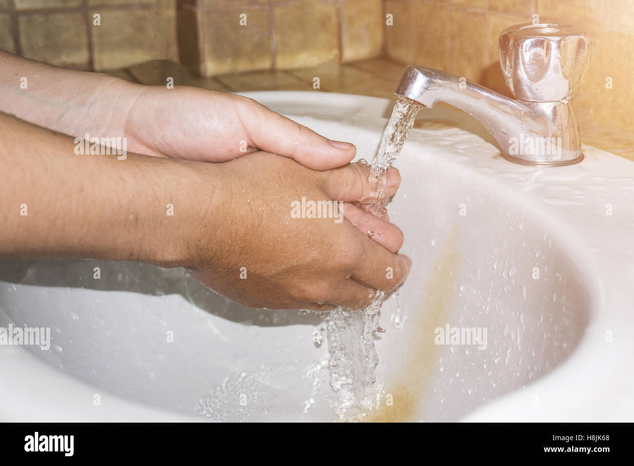 Wasserblase hande -Fotos und -Bildmaterial in hoher Auflösung – Alamy