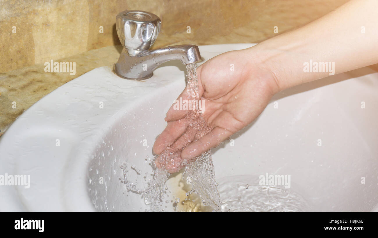 Wasserblase hande -Fotos und -Bildmaterial in hoher Auflösung – Alamy