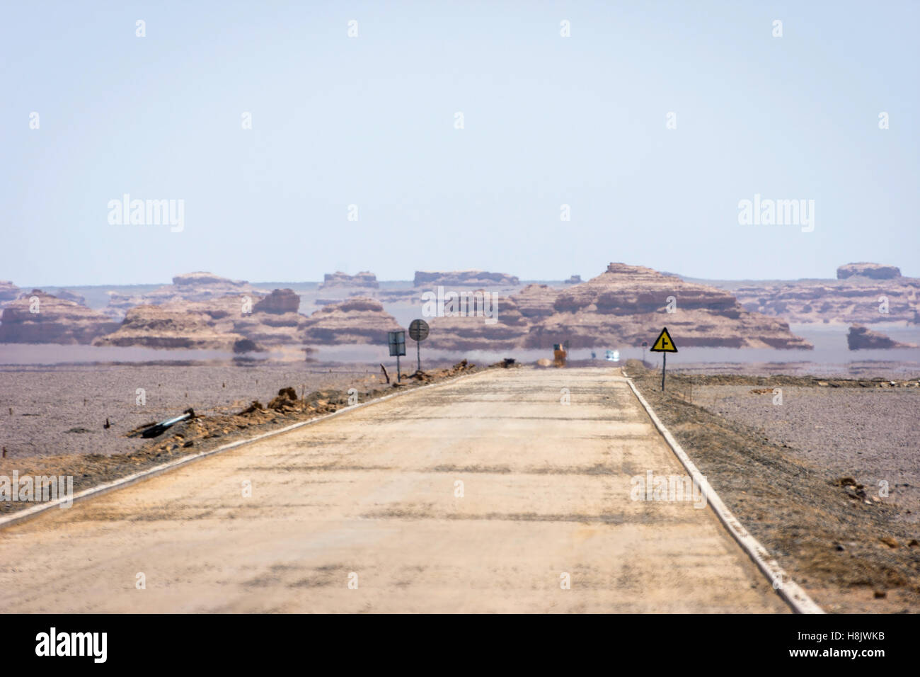 Straße geradeaus bis Dunhuang Yardang nationaler Geopark, Gobi Wüste ...