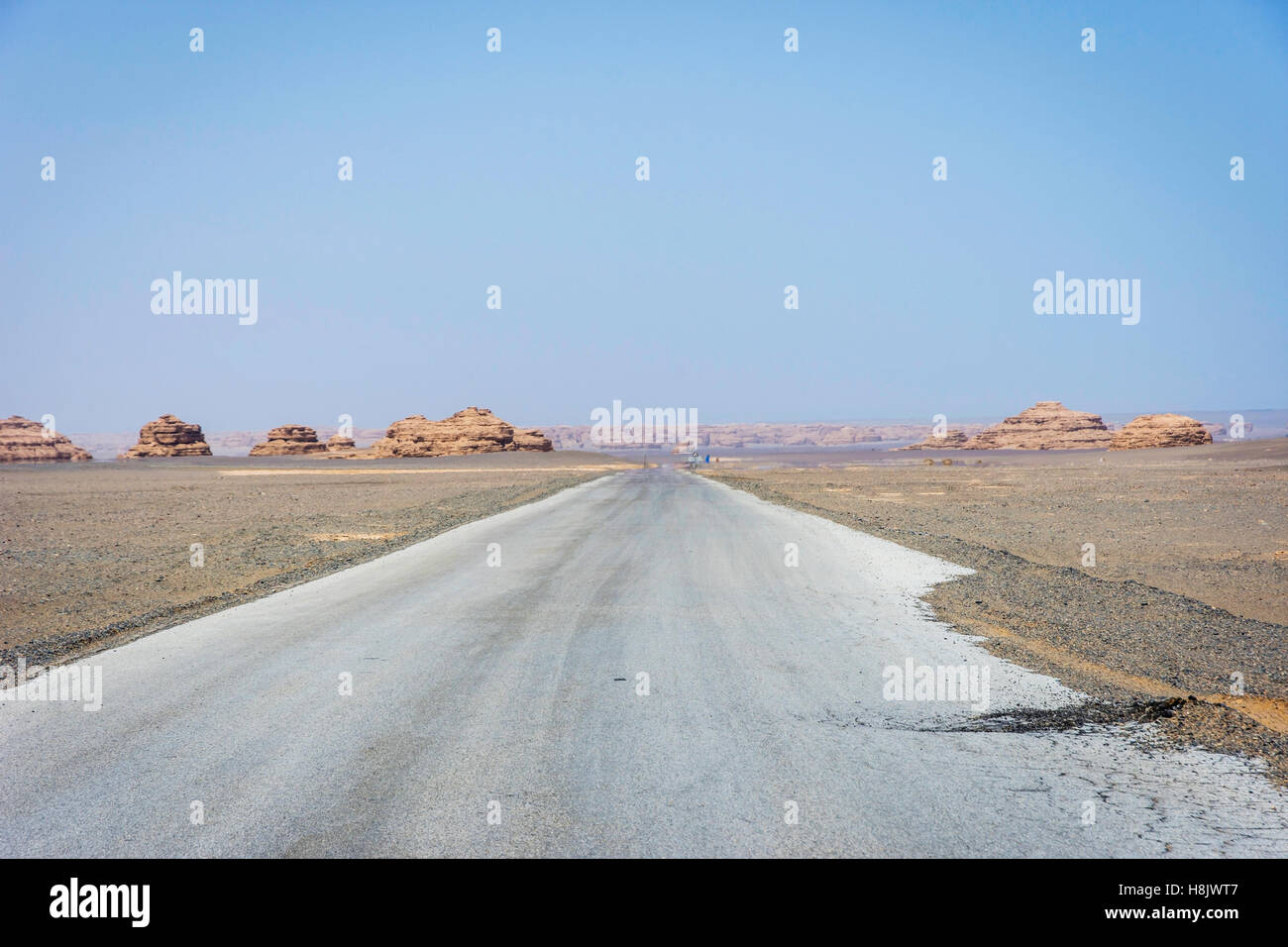 Straße geradeaus bis Dunhuang Yardang nationaler Geopark, Gobi Wüste ...