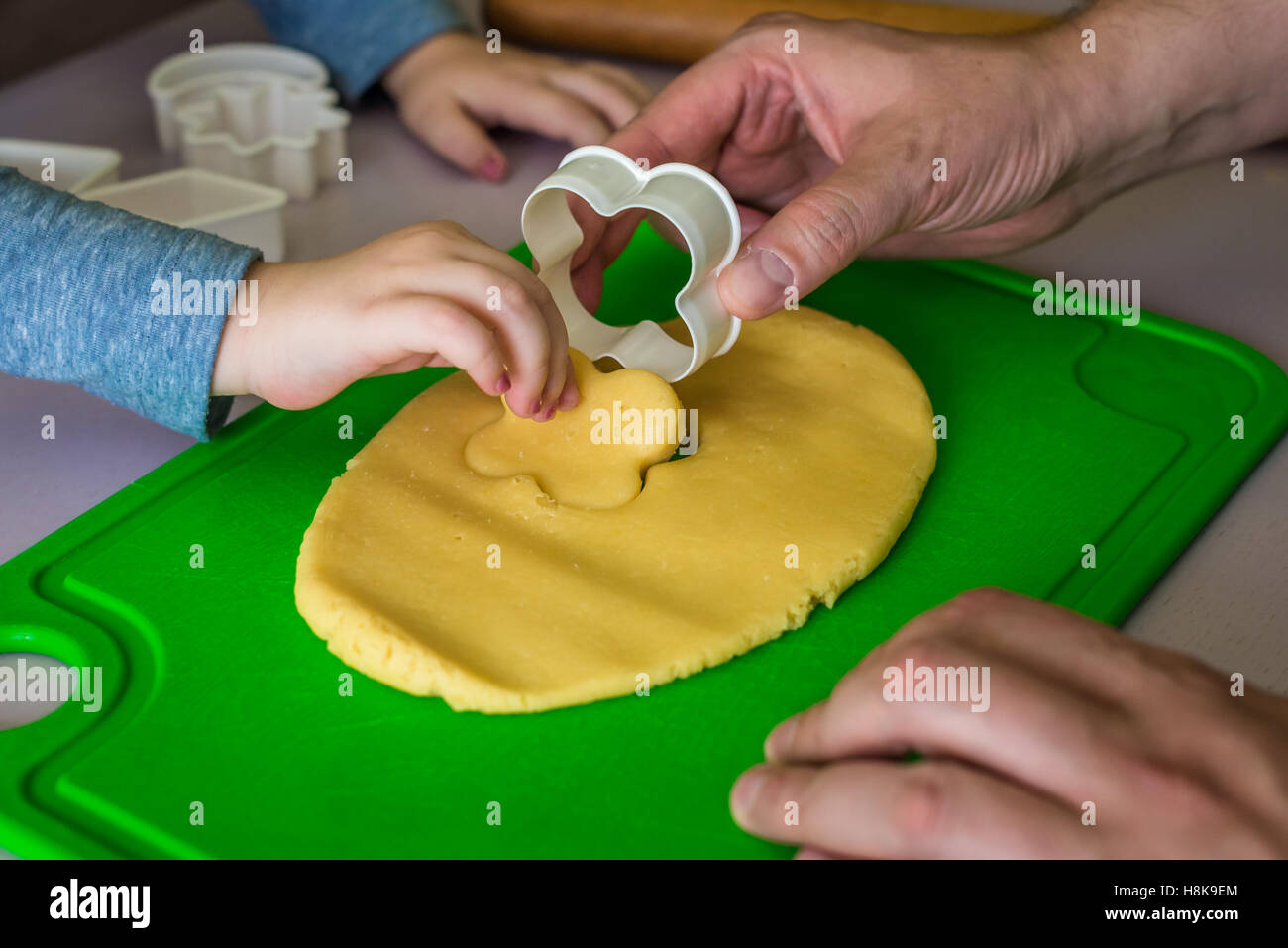 Kind und Papa macht Teig Ausstechformen Stockfotografie - Alamy