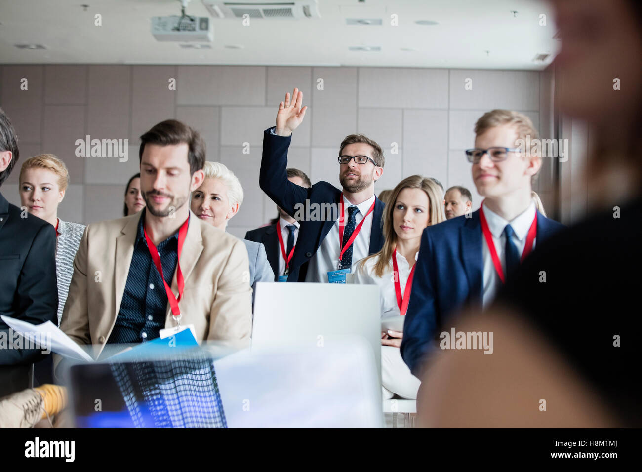 Raising hand -Fotos und -Bildmaterial in hoher Auflösung – Alamy