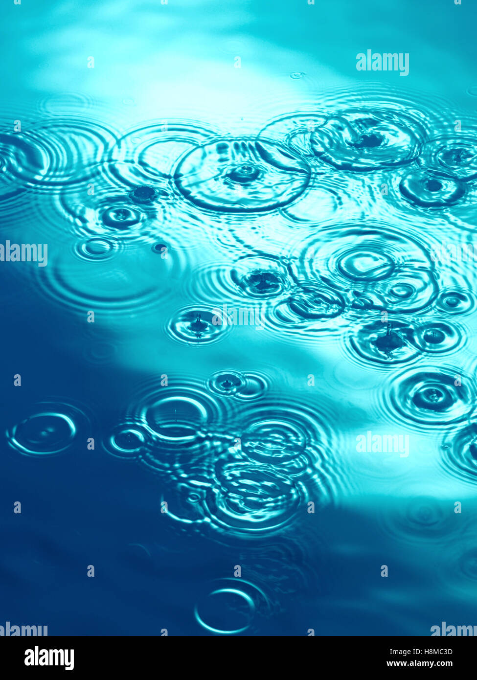 Große und kleine wassertropfen -Fotos und -Bildmaterial in hoher ...