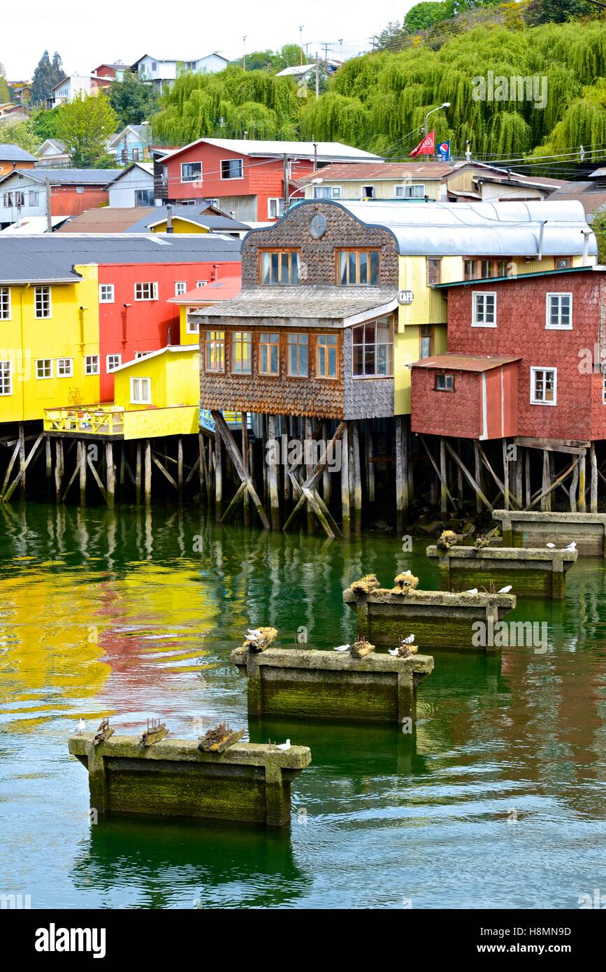 Die bunten Häuser auf dem Wasser, bekannt als Palafitos, in die Stadt ...