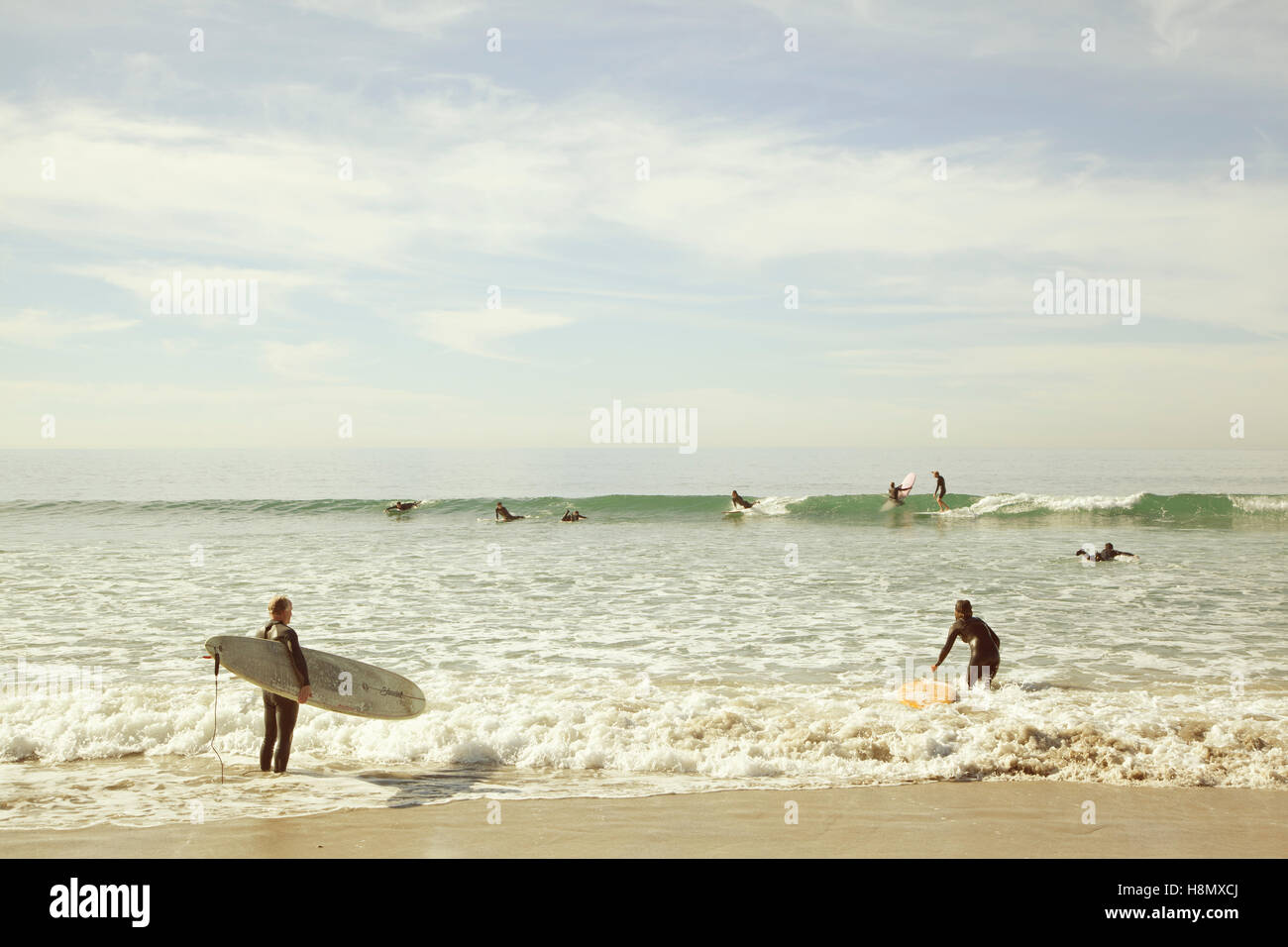 Mann und Frau Waten Im Meer Stockfotos und -bilder Kaufen - Alamy