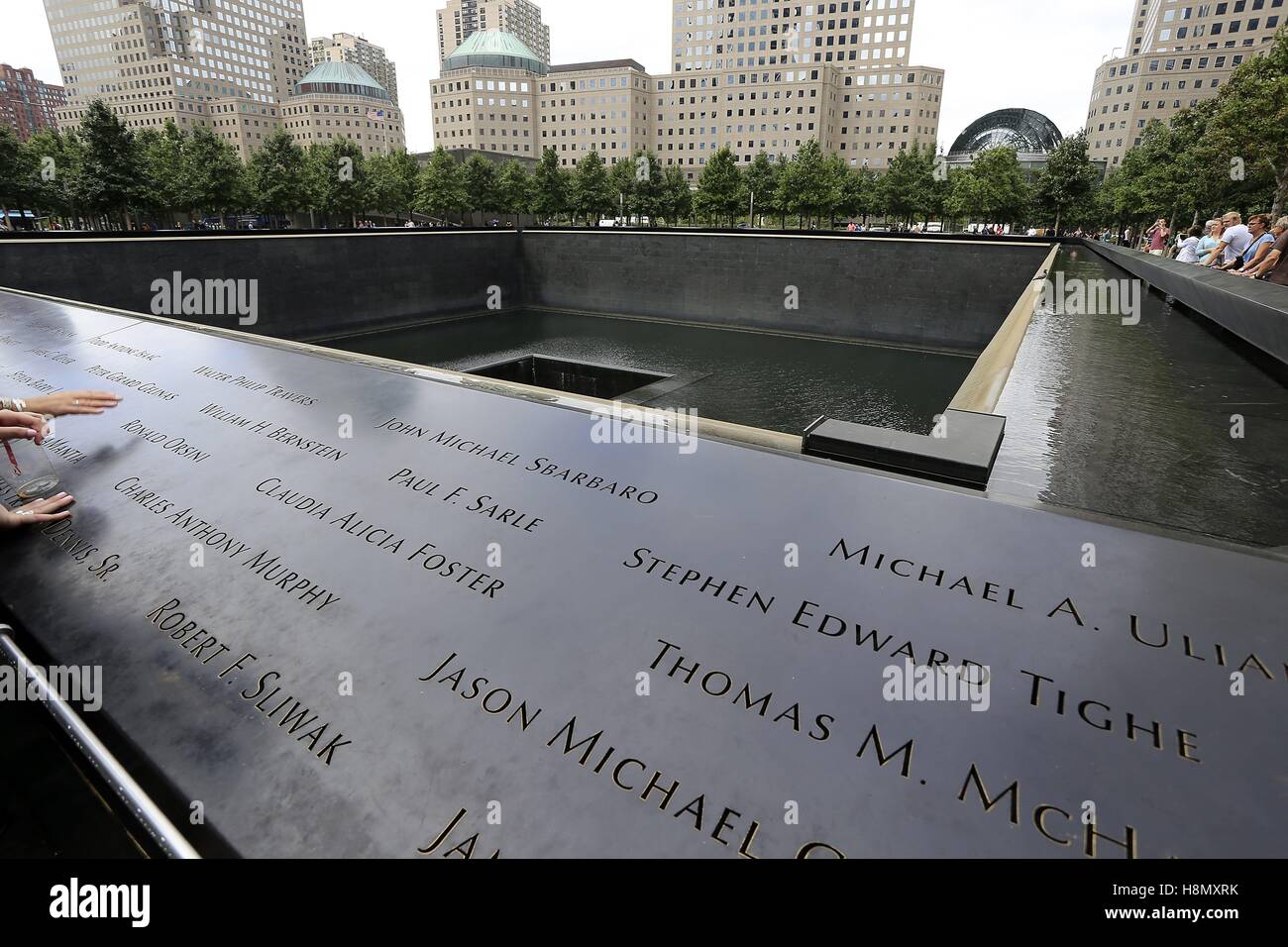Namen auf dem 9 11 denkmal -Fotos und -Bildmaterial in hoher Auflösung ...