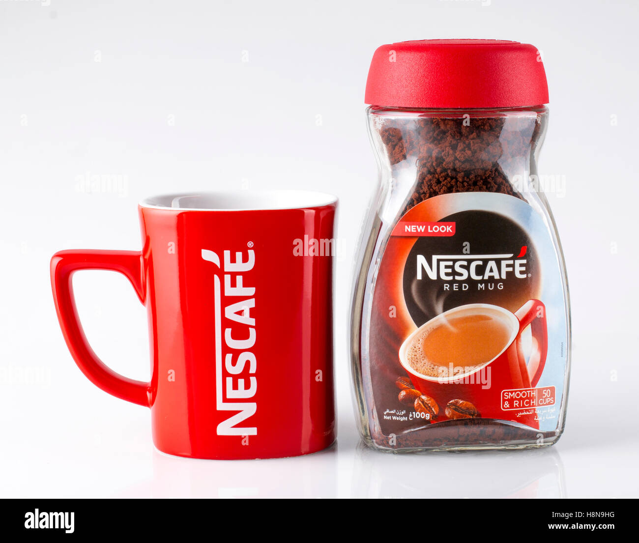 Nescafe Becher und Nescafe Kaffee Glas Stockfotografie - Alamy