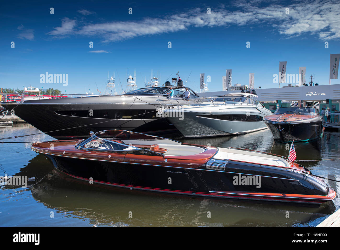 Riva boote -Fotos und -Bildmaterial in hoher Auflösung – Alamy