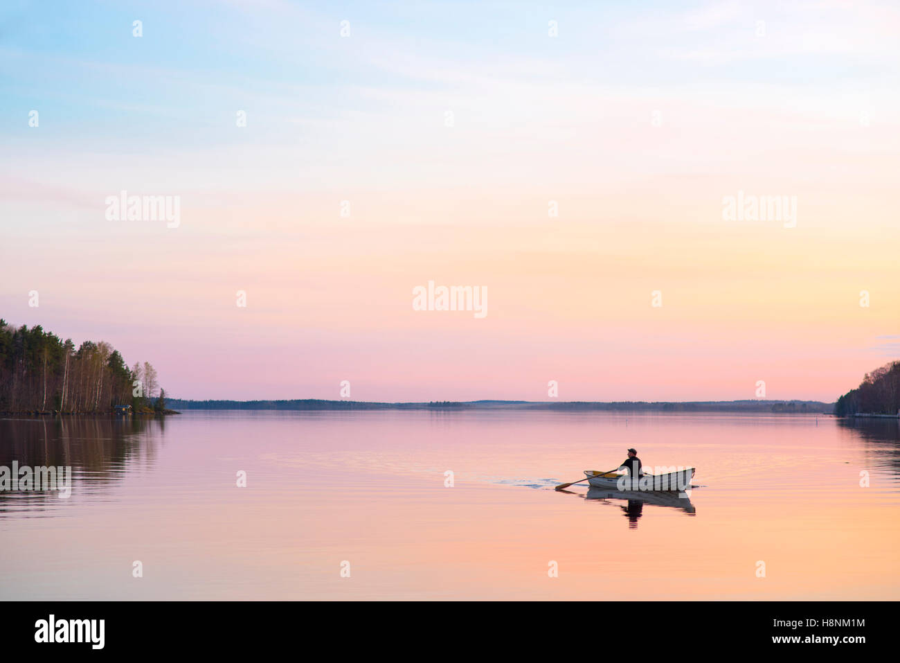 Skandinavien boot see wald -Fotos und -Bildmaterial in hoher Auflösung ...
