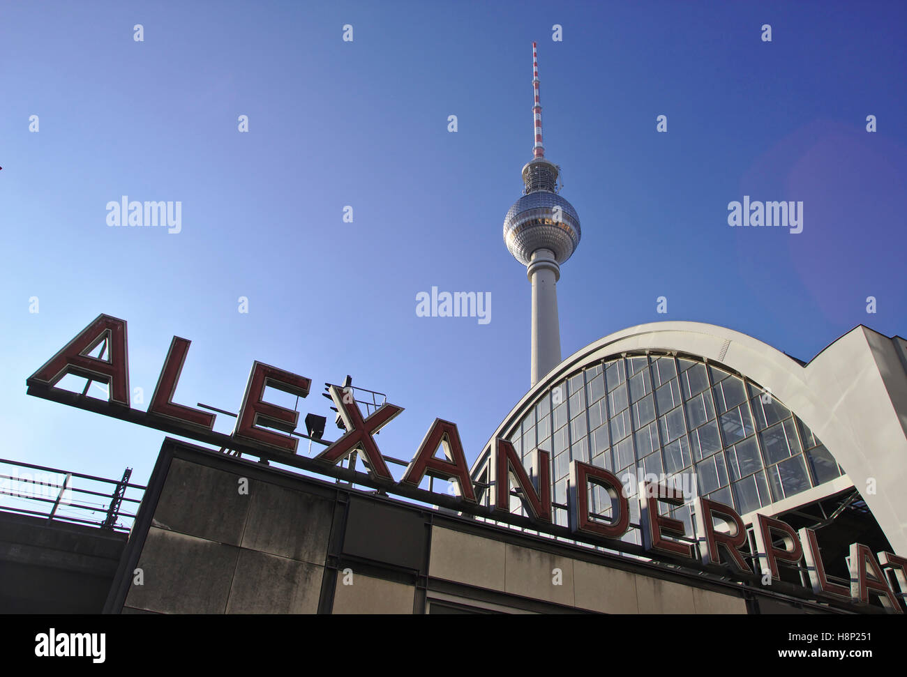 Berlin Alexanderplatz (S-Bahn-Bahnhof) und Fernsehturm Stockfotografie - Alamy