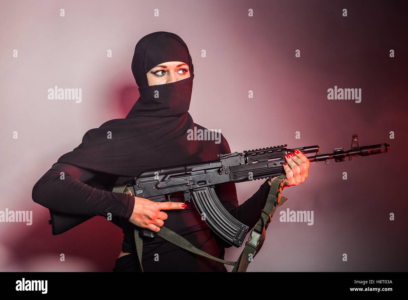 Muslim woman with gun -Fotos und -Bildmaterial in hoher Auflösung – Alamy