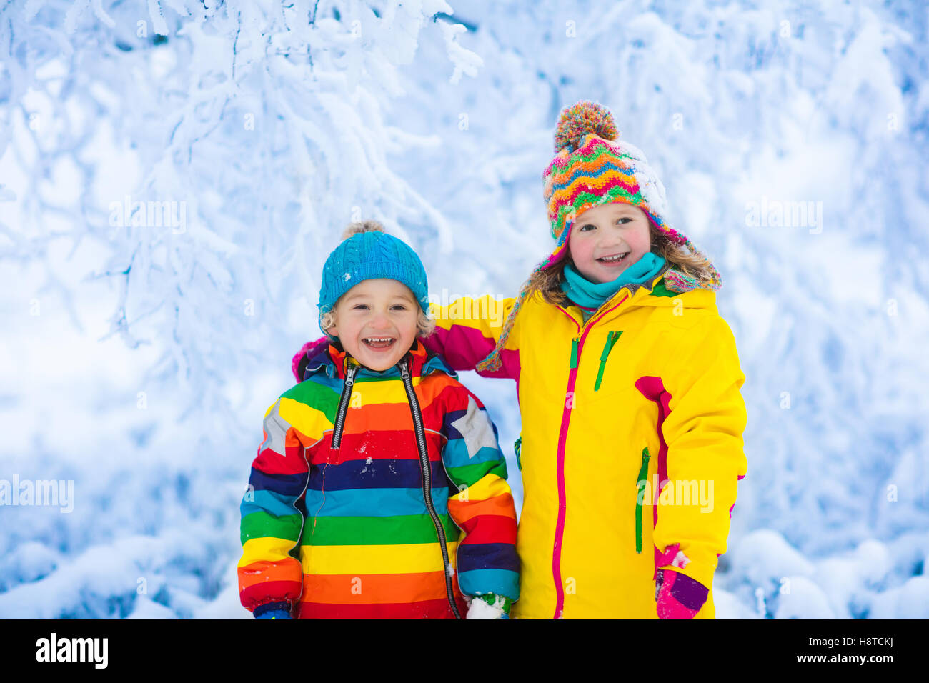 Kinder spielen im verschneiten Wald. Kleinkind Kids im Freien im Winter ...