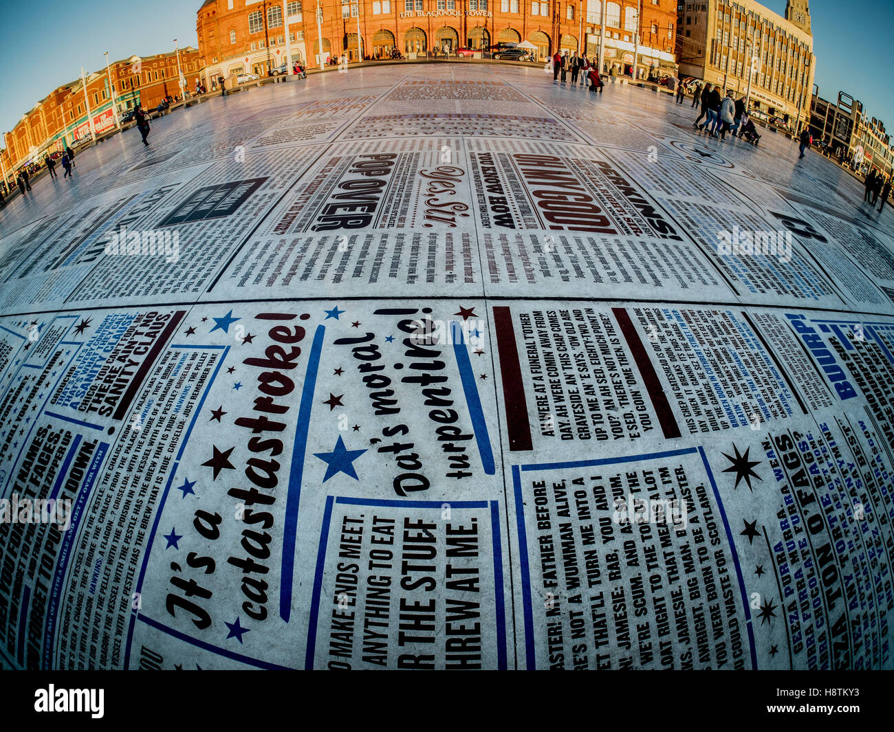 Komödie-Teppich vor Blackpool Tower, des Künstlers Gordon Young ...